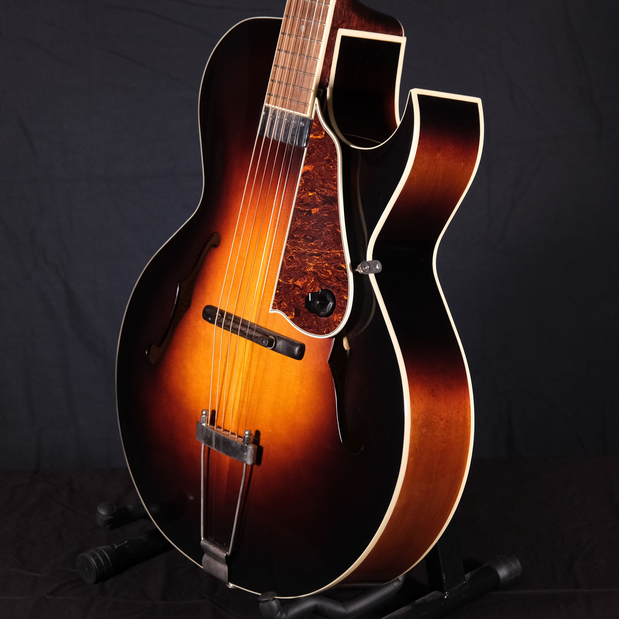 The Loar LH-350-VS Archtop – Picker’s Supply